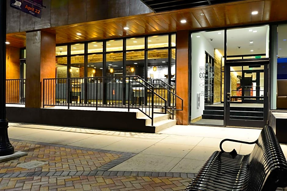 The Lismore Hotel Eau Claire - a DoubleTree by Hilton | Reservations Center