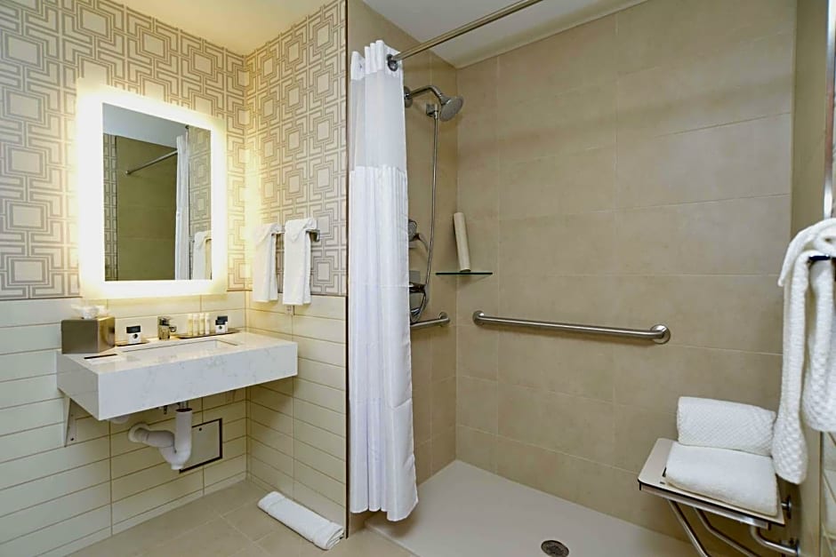 The Lismore Hotel Eau Claire - a DoubleTree by Hilton | Reservations Center