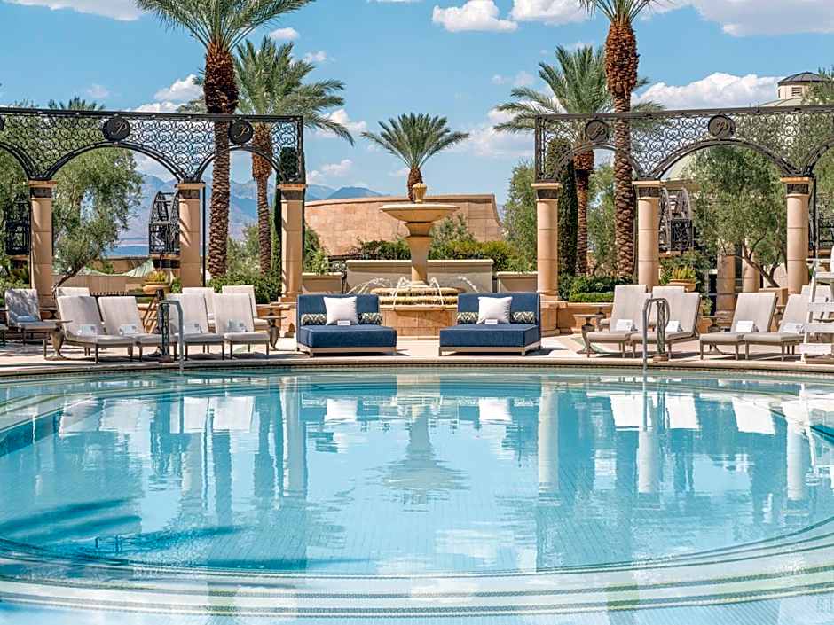 palazzo pool hours