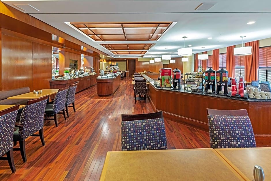 DoubleTree By Hilton Hotel Tulsa At Warren Place