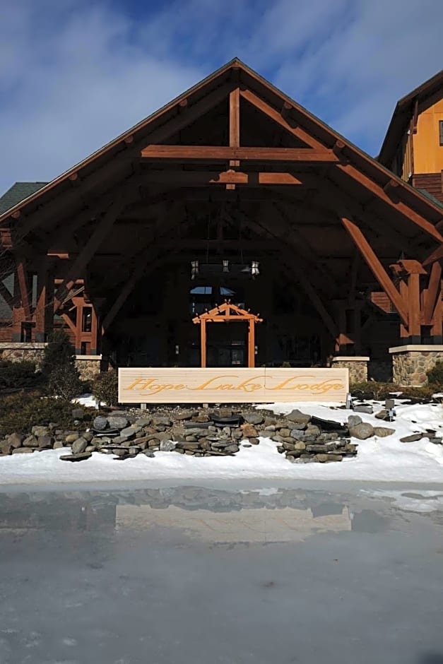 Hope Lake Lodge & Indoor Waterpark | Reservations Center