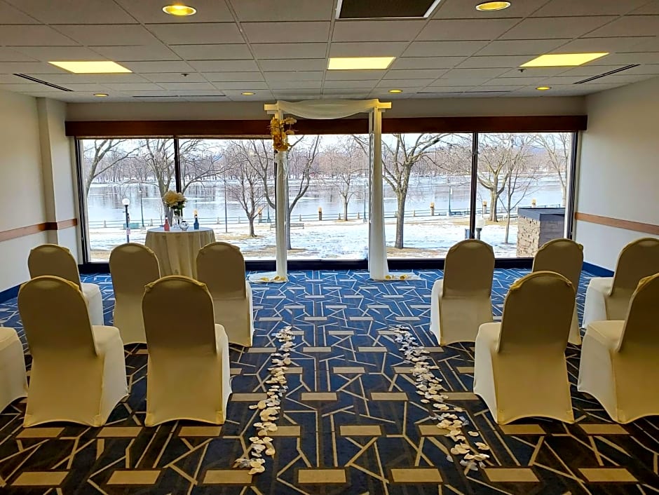 Radisson Hotel La Crosse | Reservations Center