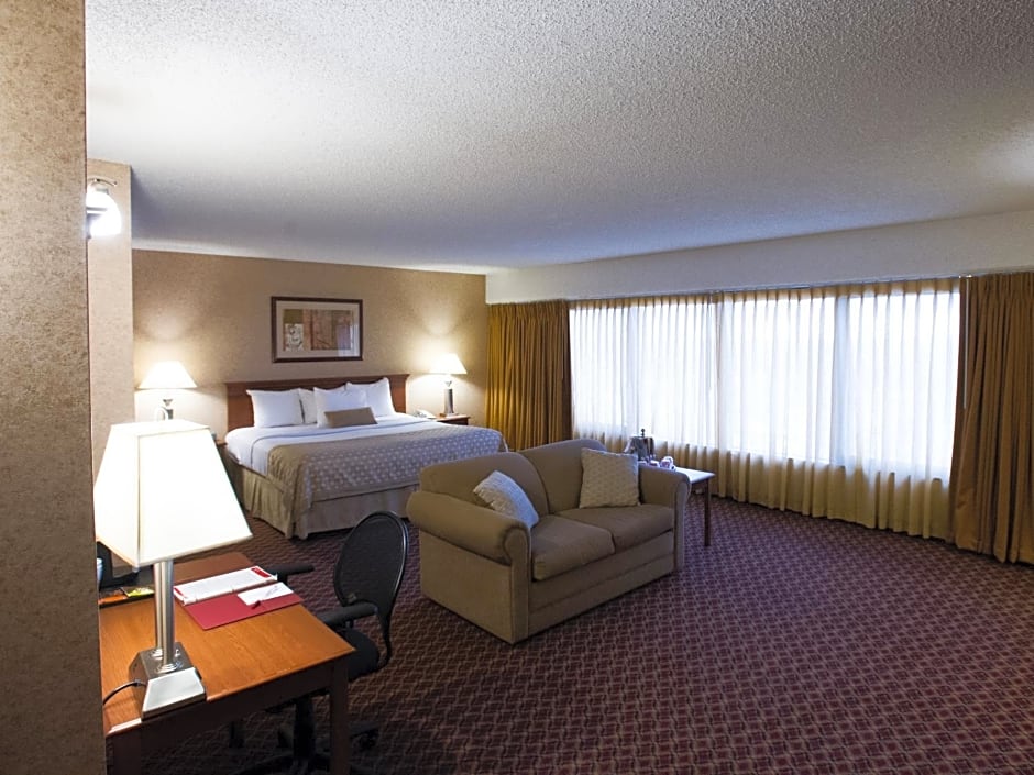 Ramada Hotel & Convention Center by Wyndham Topeka Downtown