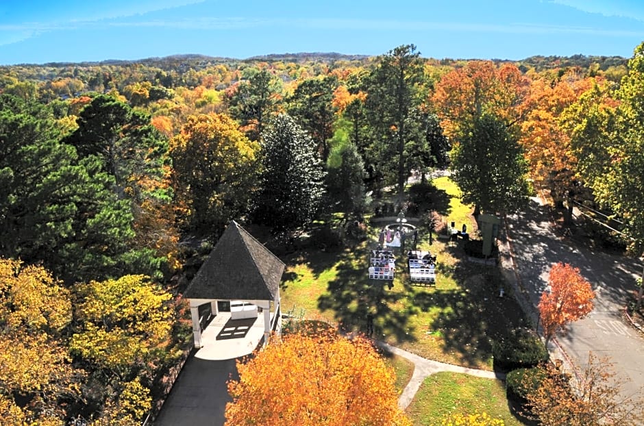 1886 Crescent Hotel and Spa