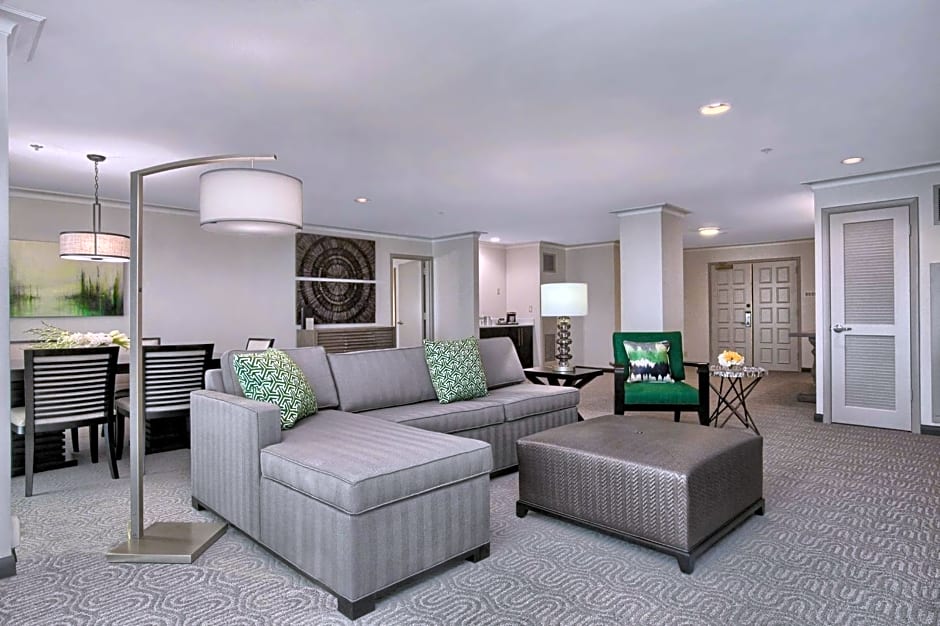 DoubleTree By Hilton Hotel At The Entrance To Universal