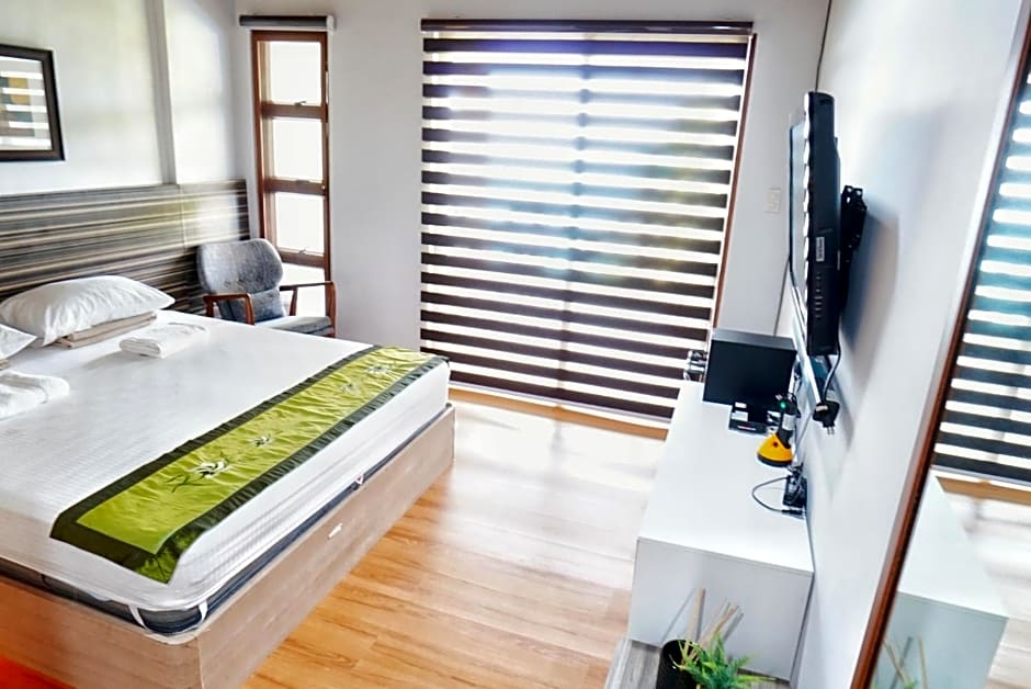 Noni's Resort