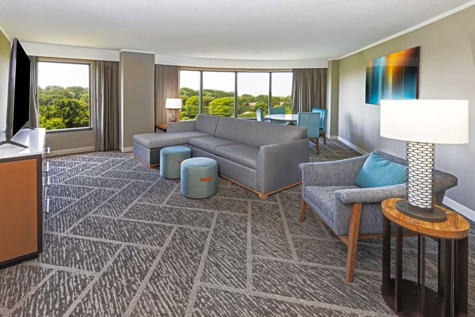 DoubleTree By Hilton Hotel Tulsa At Warren Place