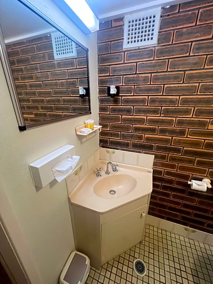 OVERLANDER MOTOR LODGE