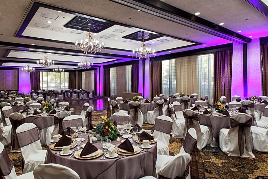 DoubleTree By Hilton Sacramento | Reservations Center
