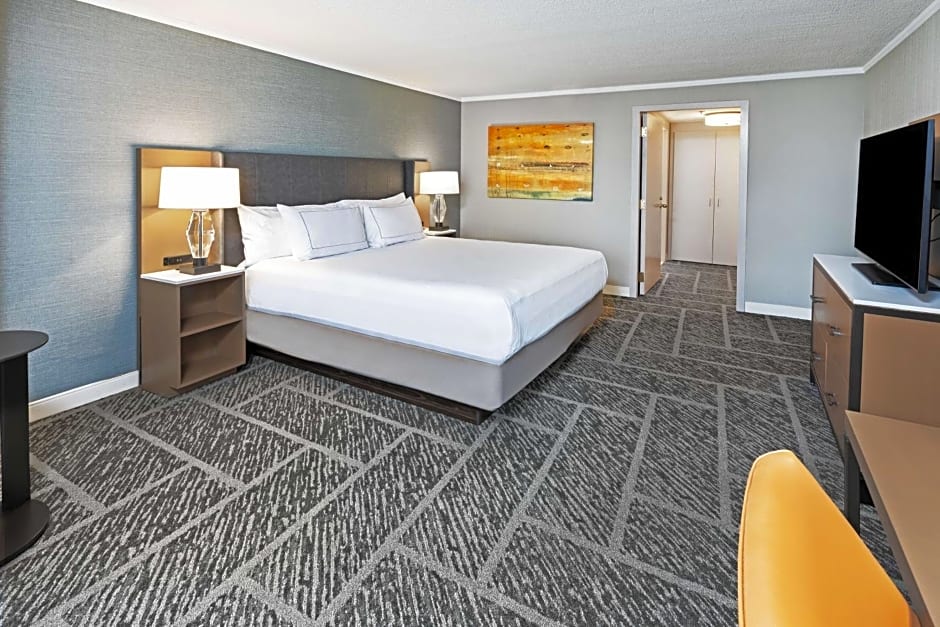 DoubleTree By Hilton Hotel Tulsa At Warren Place