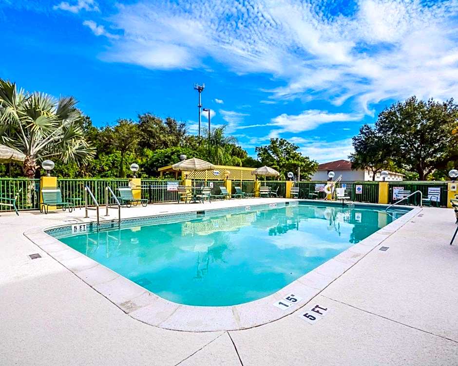 Comfort Suites Tampa - Brandon