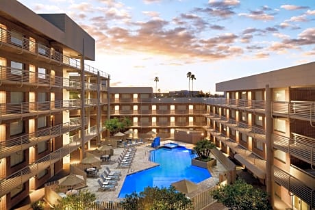 DoubleTree Suites By Hilton Phoenix - Guest Reservations