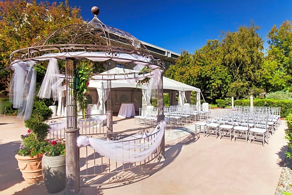 DoubleTree By Hilton Sacramento | Reservations Center