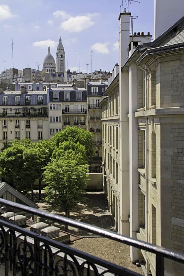 Le Montclair Montmartre by River