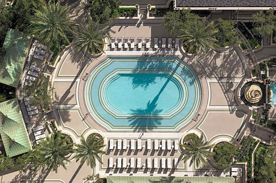 palazzo pool hours